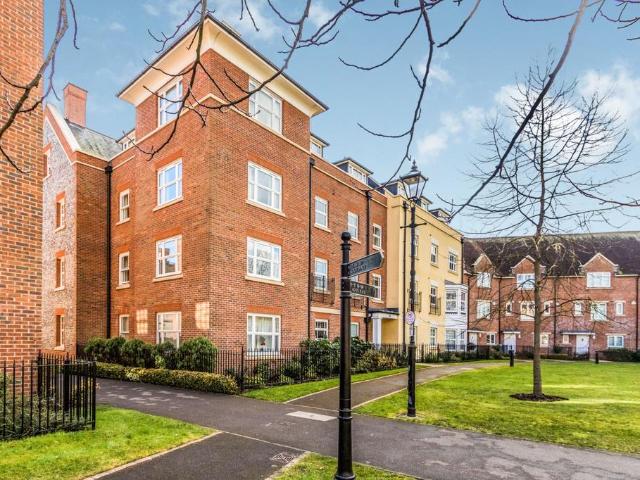 St Agnes Place, Chichester, PO19 3 bed flat to rent £1,450 pcm £335 pw