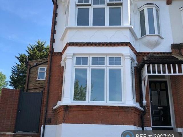 St Albans Crescent, Woodford Green, IG8 3 bed flat to rent £2,200 pcm £508 pw