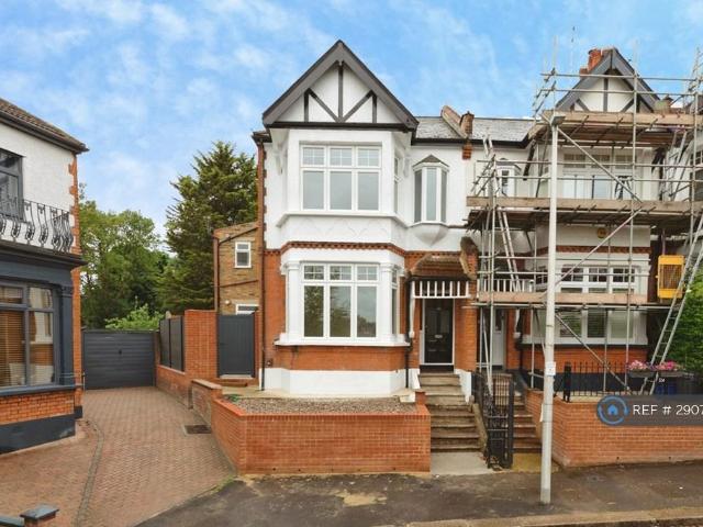 St Albans Crescent, Woodford Green, IG8 3 bed flat to rent £2,200 pcm £508 pw