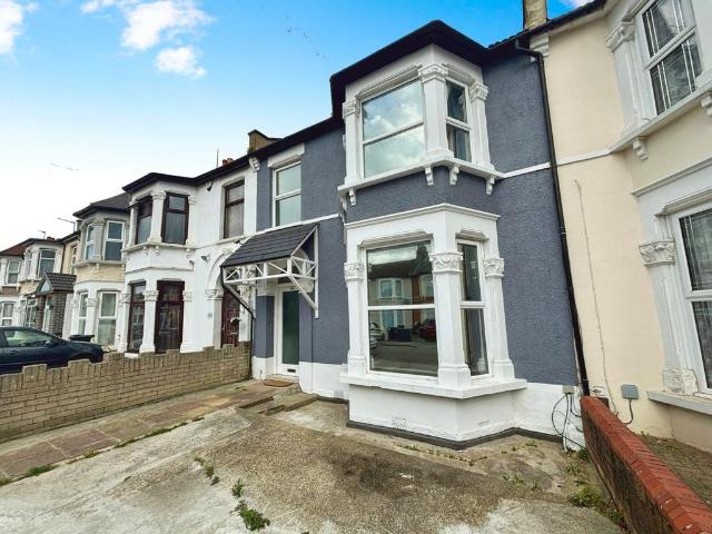 St. Albans Road, Ilford IG3 4 bed terraced house to rent £2,800 pcm £646 pw