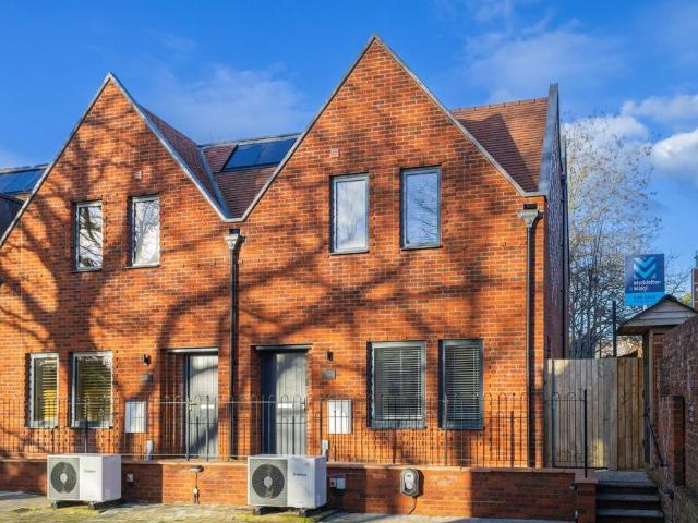 St. Ann Square, Salisbury 3 bed end of terrace house to rent £1,550 pcm £358 pw