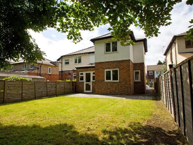 St Annes Drive, Headingley, Leeds. 4 bed semi detached house to rent £2,167 pcm £500 pw
