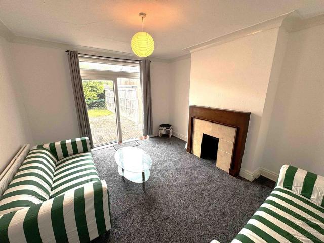 St Annes Road, Headingley LS6 4 bed semi detached house to rent £1,993 pcm £460 pw