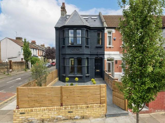 St. Ann's Road, London N15 4 bed end of terrace house to rent £3,800 pcm £877 pw