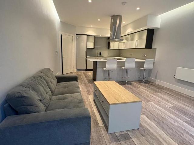 St. Anns Square, Manchester M2 3 bed apartment to rent £1,750 pcm £404 pw