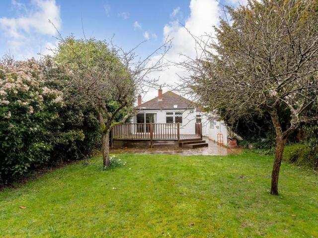 St. Andrews Avenue Windsor SL4 3 bed bungalow to rent £2,550 pcm £588 pw