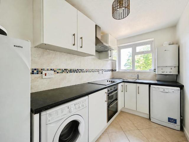 St. Andrews, Bracknell, RG12 1 bed apartment to rent £1,000 pcm £231 pw