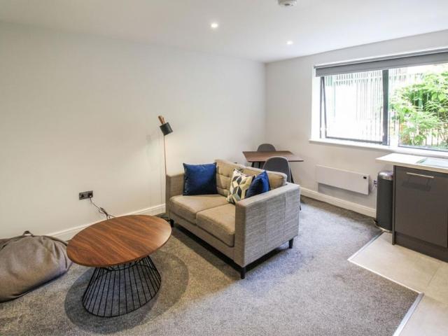 St Andrew's Court, Burley, Leeds, LS3 1 bed flat to rent £1,000 pcm £231 pw