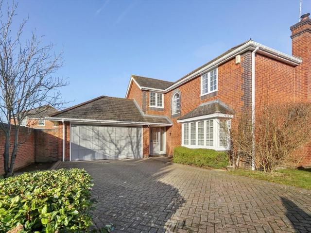 St. Andrews Gardens, Cobham KT11 4 bed detached house to rent £5,395 pcm £1,245 pw