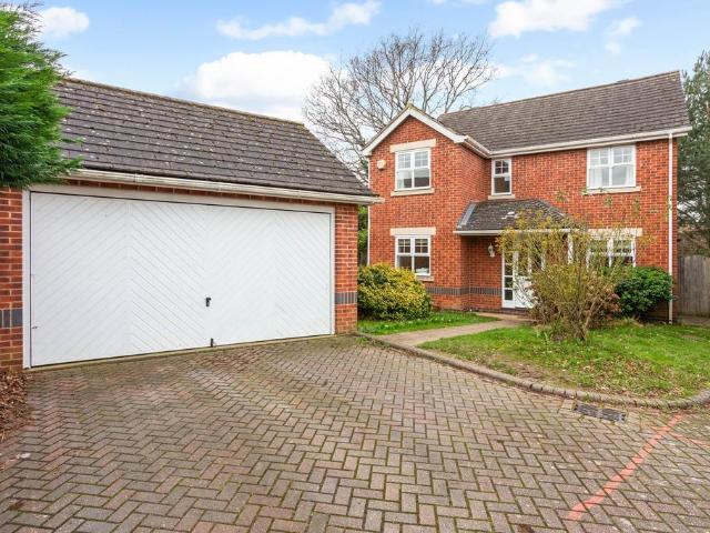 St. Andrews Gardens, Cobham, Surrey. 4 bed detached house to rent £3,500 pcm £808 pw