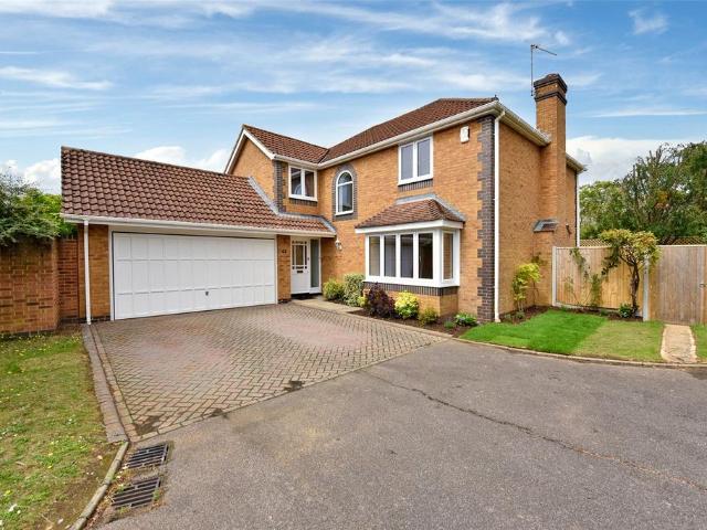 St. Andrews Gardens, Cobham, Surrey. 4 bed detached house to rent £5,500 pcm £1,269 pw