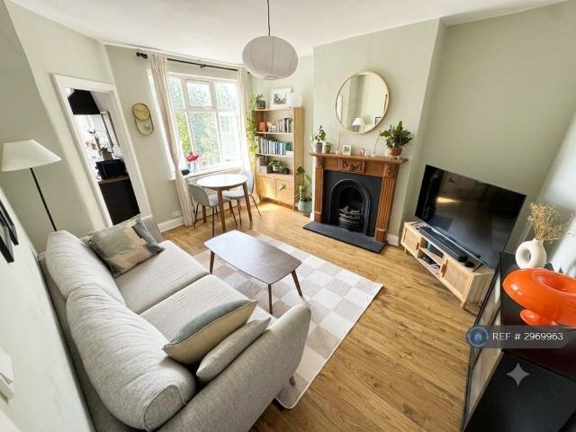 St Andrews Road, London, NW9 2 bed maisonette to rent £2,100 pcm £485 pw