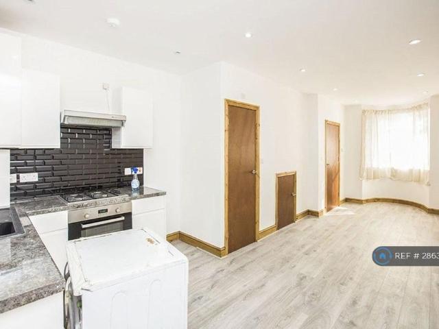 St Andrew's Road, London, E13 3 bed terraced house to rent £2,250 pcm £519 pw