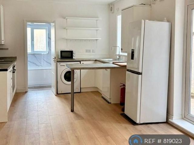 St. Andrew's Road, London, E17 2 bed flat to rent £1,650 pcm £381 pw