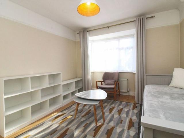 St. Andrews Road, W3, London