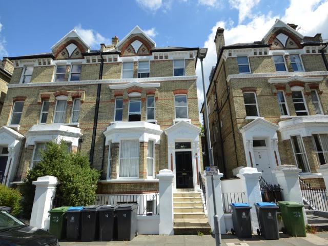 St Andrews Square, Surbiton 1 bed flat to rent £1,575 pcm £363 pw