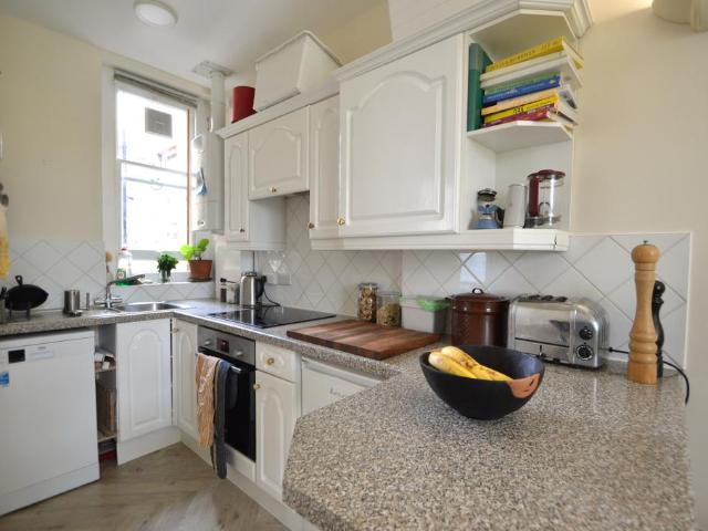 St Andrews Square, Surbiton 1 bed flat to rent £1,375 pcm £317 pw