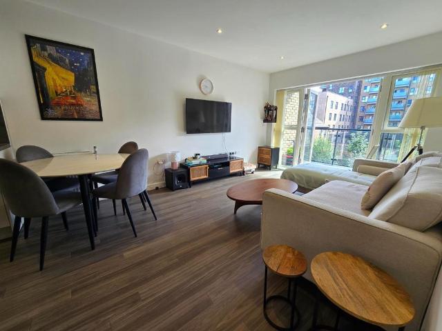 St. Andrews Way, Watford. 2 bed semi detached house to rent £1,950 pcm £450 pw