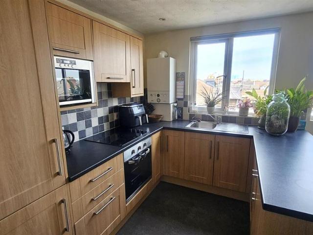 St Augustine Road, Southsea 2 bed apartment to rent £1,050 pcm £242 pw