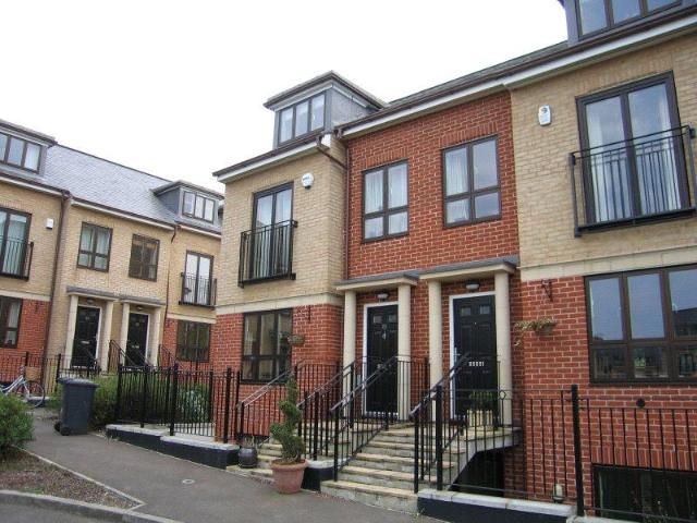 St Bartholomews Court, Cambridge. 4 bed end of terrace house to rent £2,300 pcm £531 pw