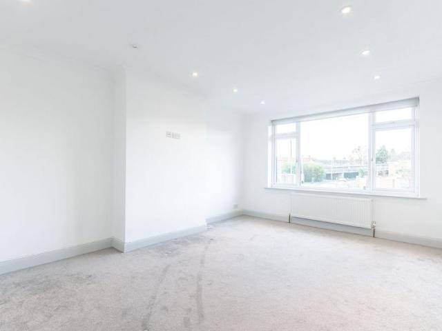 St Barnabas Road, Woodford Green. 2 bed maisonette to rent £2,100 pcm £485 pw