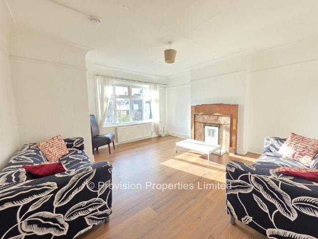St Chads Drive, Headingley LS6 5 bed semi detached house to rent £1,950 pcm £450 pw