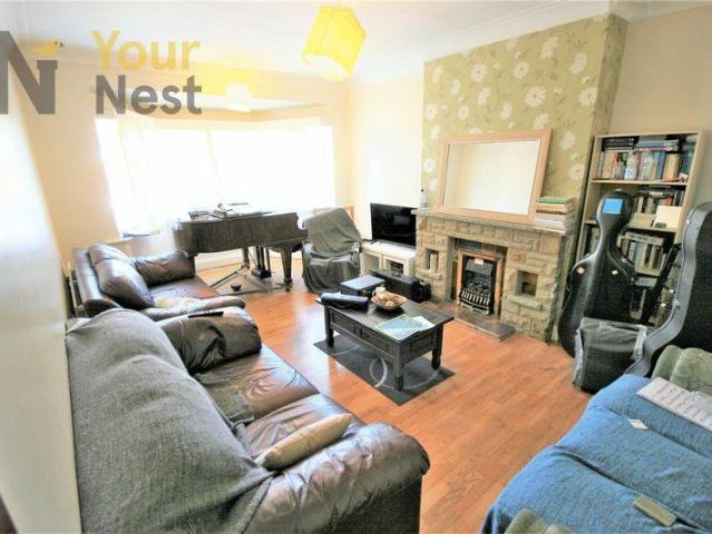 St Chads Drive, Headingley, LS6 3PZ 4 bed semi detached house to rent £1,686 pcm £389 pw