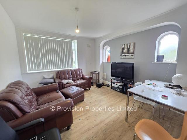 St Chads Drive, Hyde Park LS6 4 bed terraced house to rent £1,733 pcm £400 pw