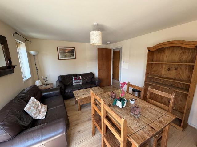 St Clair Road, Easter Road. 2 bed flat to rent £1,330 pcm £307 pw