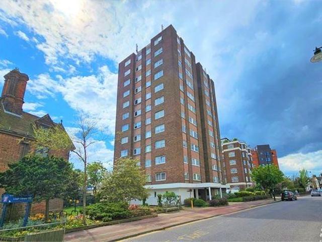 St Clements Court East, Leigh on sea. 2 bed apartment to rent £1,325 pcm £306 pw
