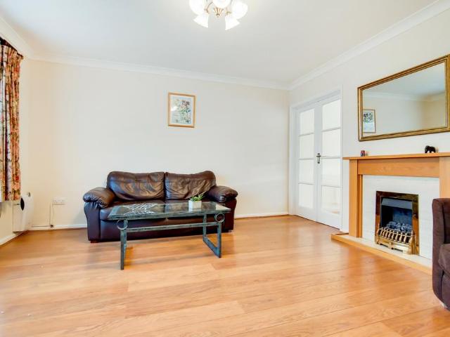 St. Crispins Close, Southall UB1 4 bed semi detached house to rent £2,800 pcm £646 pw