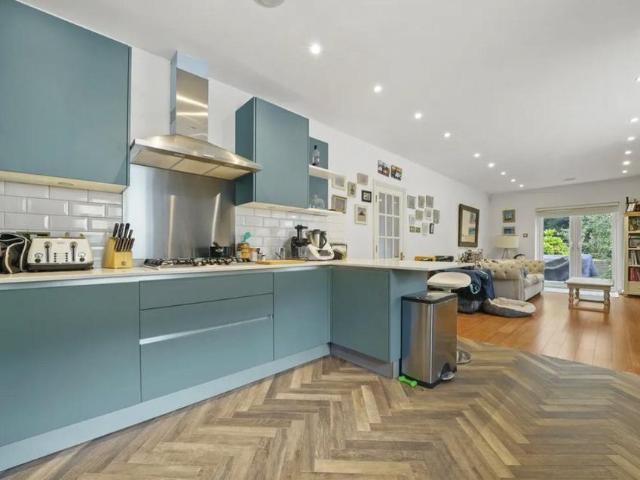 St. Davids Drive, Egham TW20 5 bed semi detached house to rent £6,000 pcm £1,385 pw
