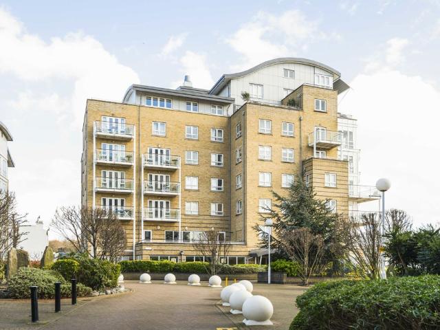 St. Davids Square, Canary Wharf E14, 3 bed flat to rent, £3,300 pcm | PrimeLocation