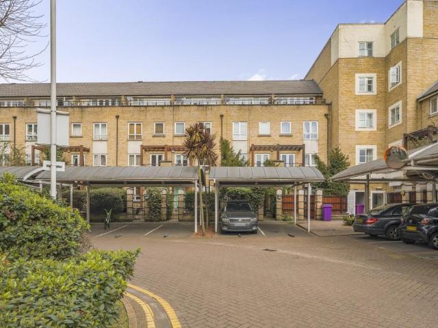 St Davids Square, Canary Wharf, E14 2 bed apartment to rent £2,200 pcm £508 pw