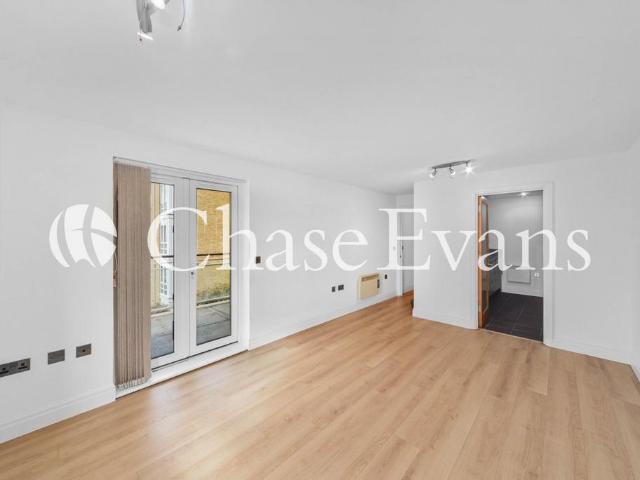 St. Davids Square, Isle Of Dogs. 2 bed flat to rent £2,253 pcm £520 pw