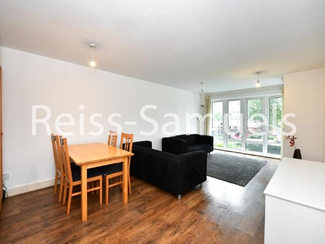 St. Davids Square, London E14 3 bed apartment to rent £3,510 pcm £810 pw