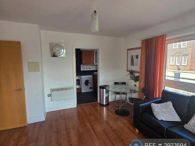 St Davids Square, London, E14 2 bed flat to rent £2,300 pcm £531 pw