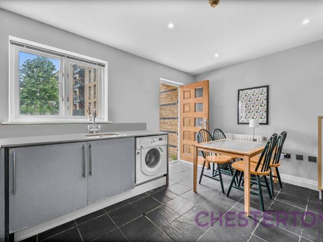 St. Davids Square, London, E14 4 bed house to rent £4,000 pcm £923 pw