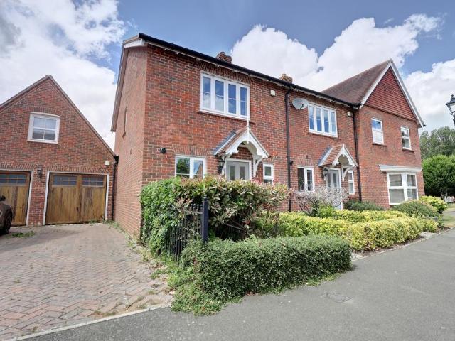 St Dunstans Close, Princes Risborough. 2 bed terraced house to rent £1,695 pcm £391 pw