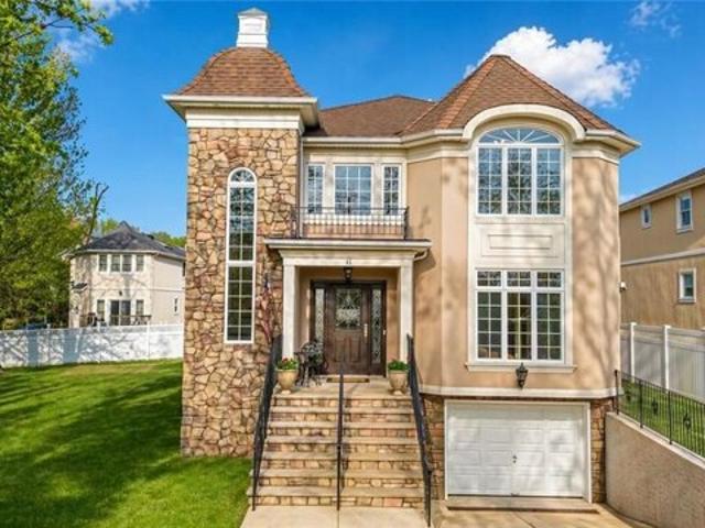 St Edward Ln, Staten Island, Home For Sale