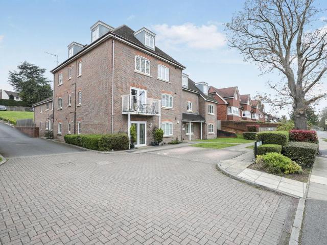 St. Francis Close, Berkhamsted. 2 bed flat to rent £1,450 pcm £335 pw
