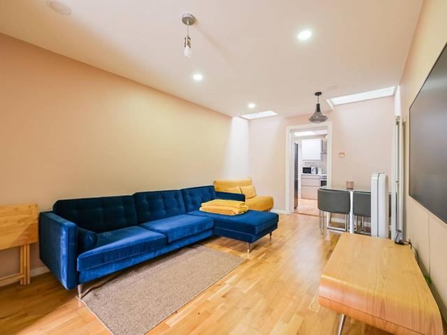 St Frideswides Mews, Poplar, London E14, 1 bed property to rent, £2,600 pcm | PrimeLocation