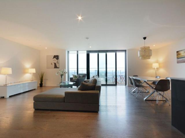 St Gabriel Walk, Elephant and Castle. 3 bed flat to rent £5,850 pcm £1,350 pw