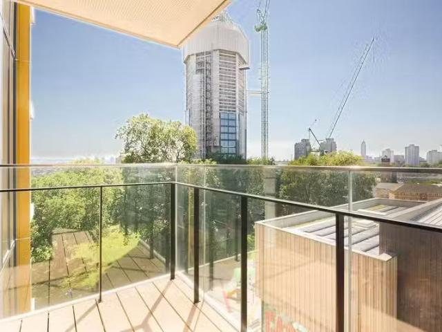 St Gabriels Walk, Elephant and. 1 bed flat to rent £2,600 pc.