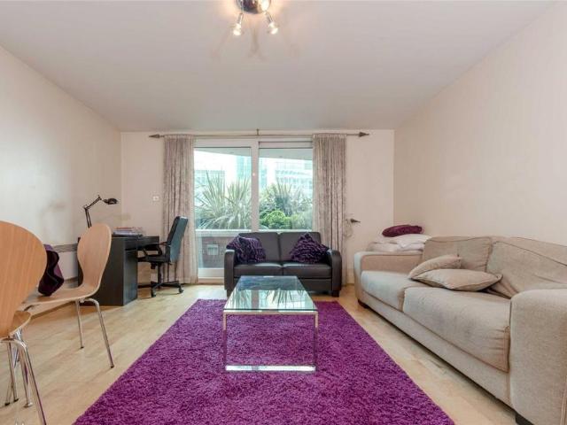 St. George Wharf, London, SW8 2 bed apartment to rent £2,600 pcm £600 pw