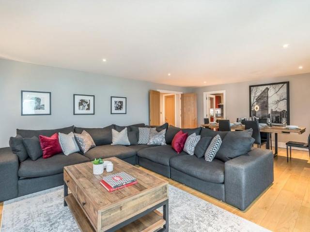 St. George Wharf, London SW8 2 bed flat to rent £3,900 pcm £900 pw