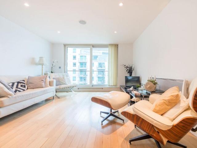St. George Wharf, London SW8 2 bed flat to rent £3,150 pcm £727 pw