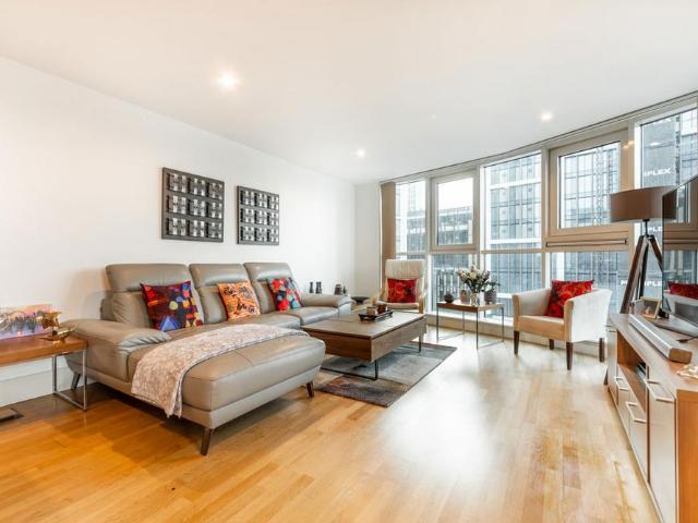 St. George Wharf, London SW8 2 bed flat to rent £3,350 pcm £773 pw
