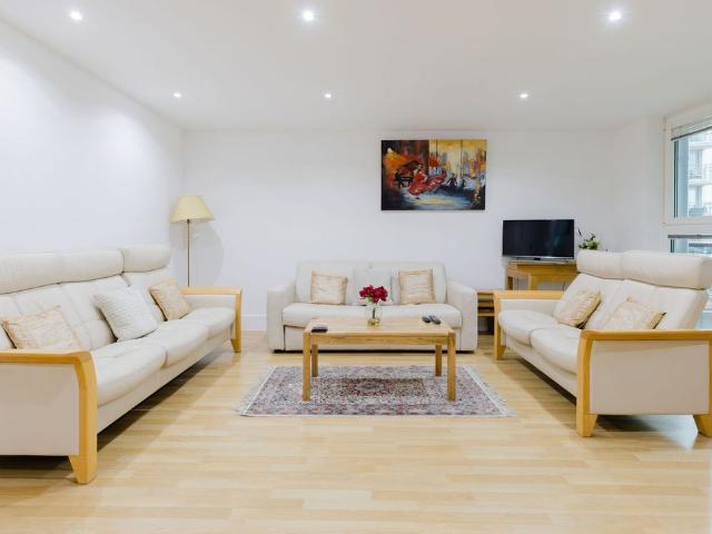 St. George Wharf, London SW8, 2 bed flat to rent, £5,054 pcm | PrimeLocation