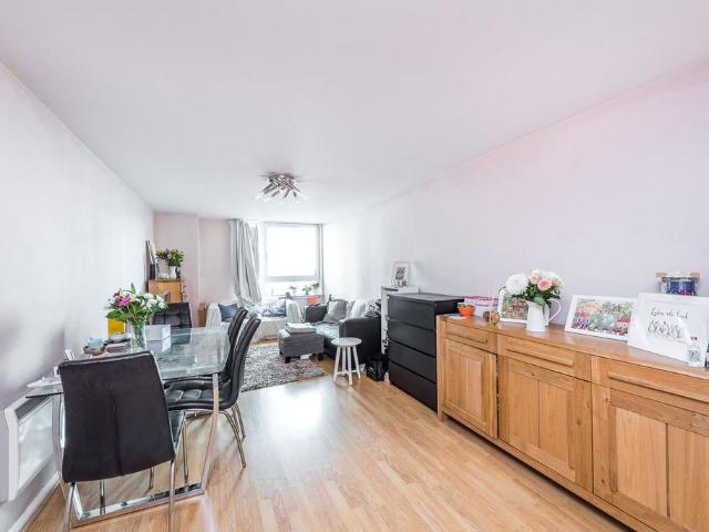 St George Wharf, SW8, Vauxhall. 1 bed flat to rent £2,500 pcm £577 pw